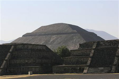 Researchers open secret cave under Mexican pyramid