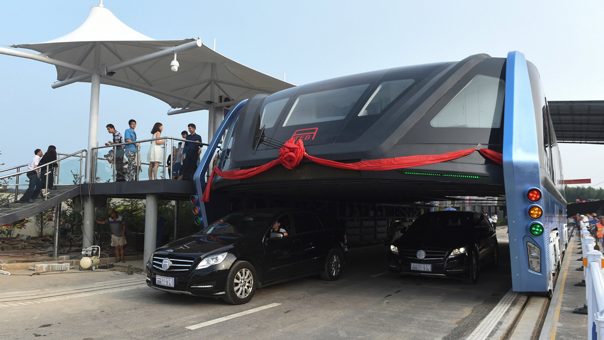 China’s Straddling Bus, on a Test Run, Floats Above Streets